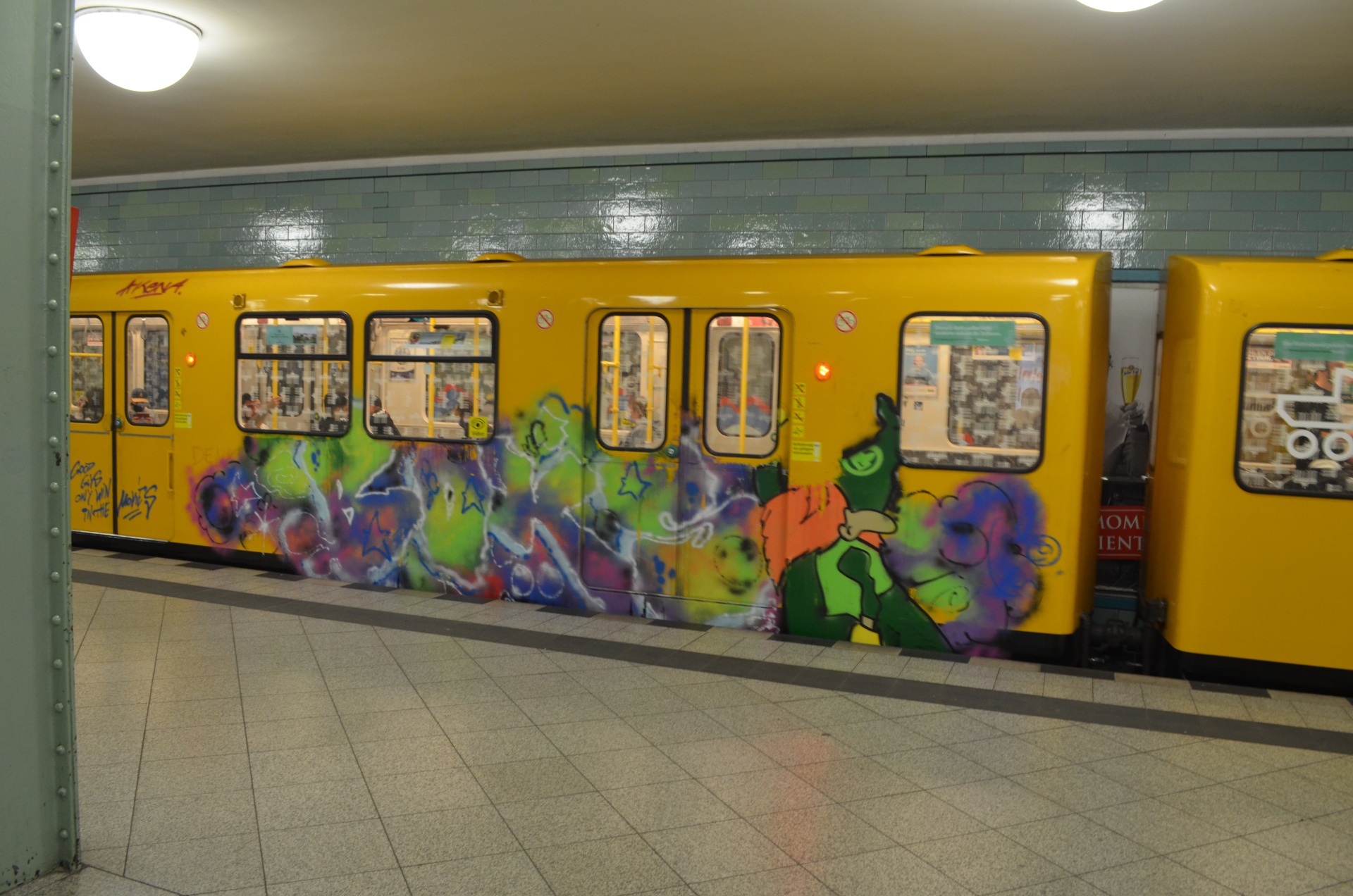 BERLIN GRAFFITI SUBWAY #5 - Hustlehorst Berlin Trains